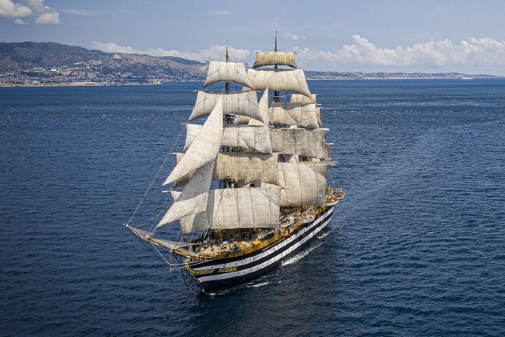 Pressmare | L'Amerigo Vespucci parte per il giro del mondo