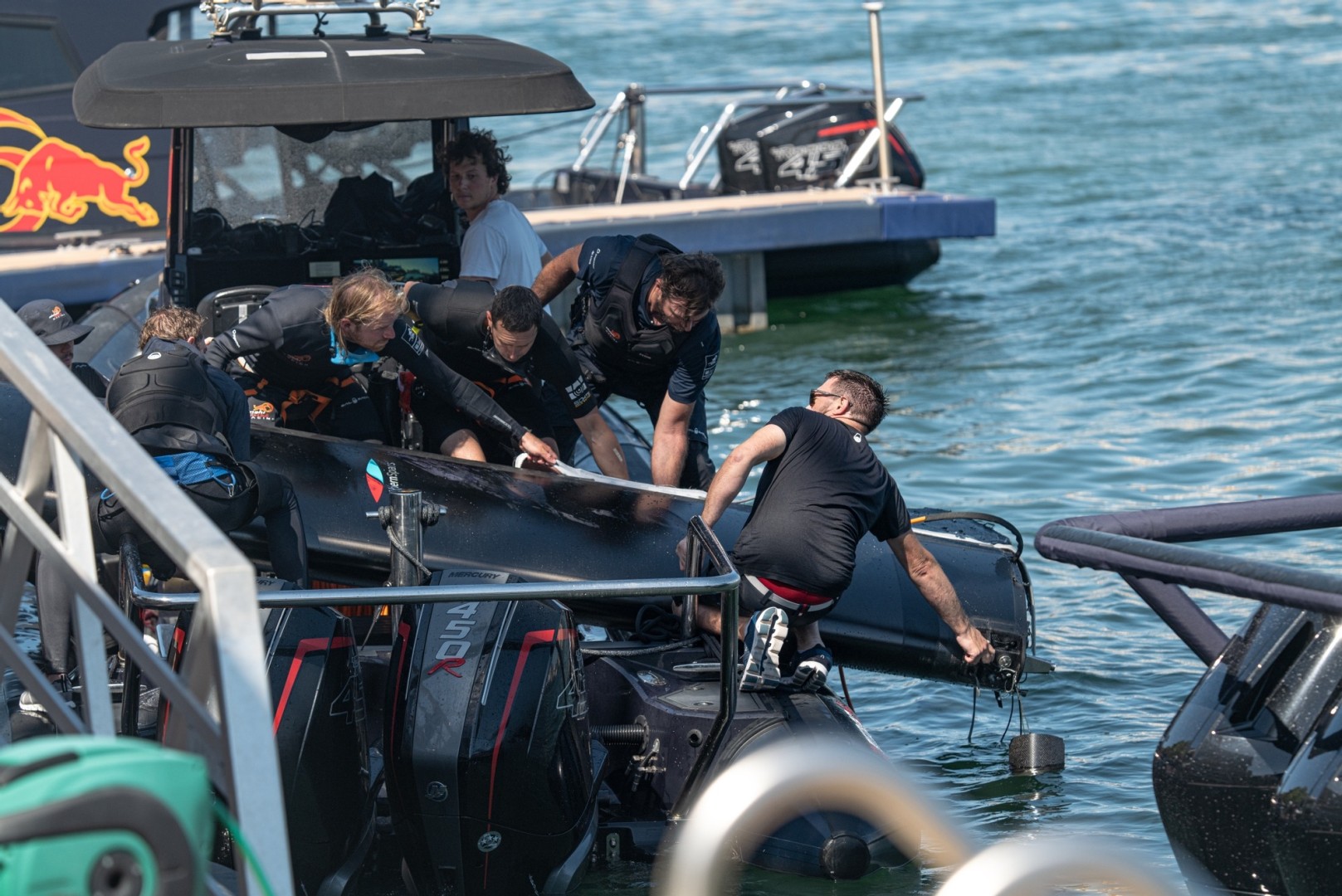 Pressmare | America's Cup: Swiss break rig on Glamour Barcelona day