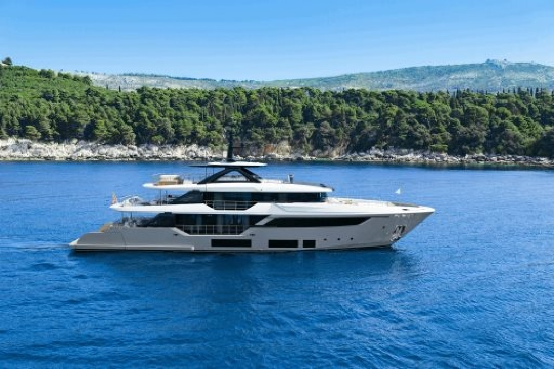 Pressmare | La nuova Custom Line Navetta 38: un capolavoro di eleganza ...