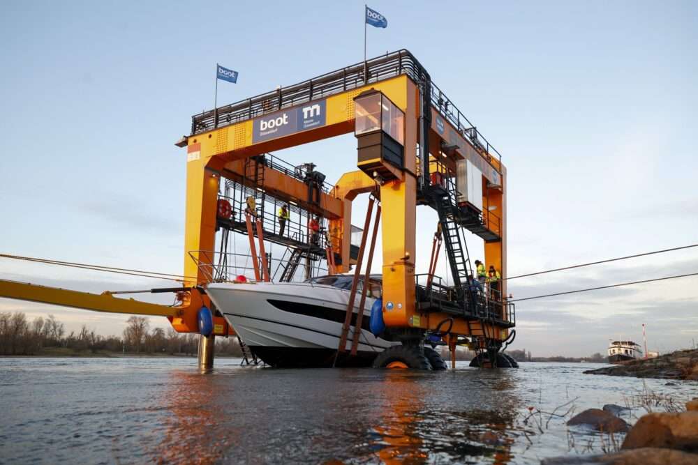 Pressmare | First crane operation with the ship crane Big Willi on 16 ...